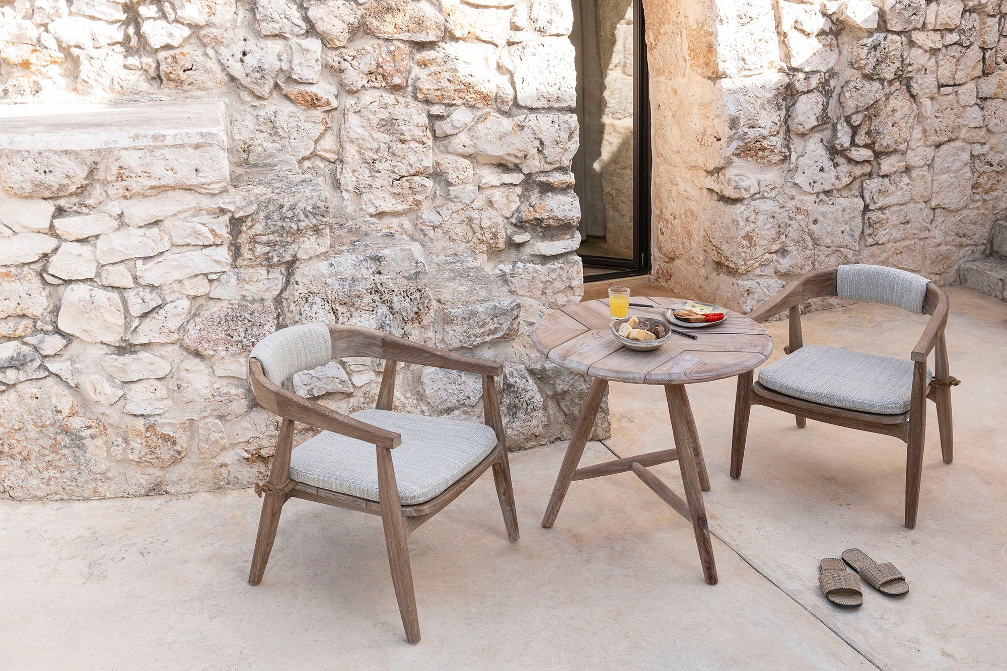 Low dining round table Faye – scheel-larsen